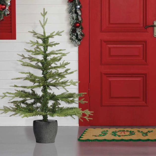 Festive Feeling Premium Pine Potted Tree 4ft | Home Bargains